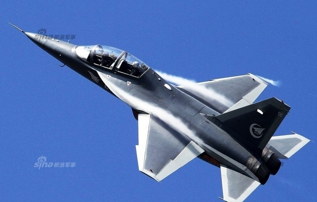 6架教练10一齐现身！中国L15教练机热销国内外_新浪图片