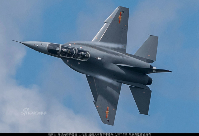 6架教练10一齐现身！中国L15教练机热销国内外_新浪图片