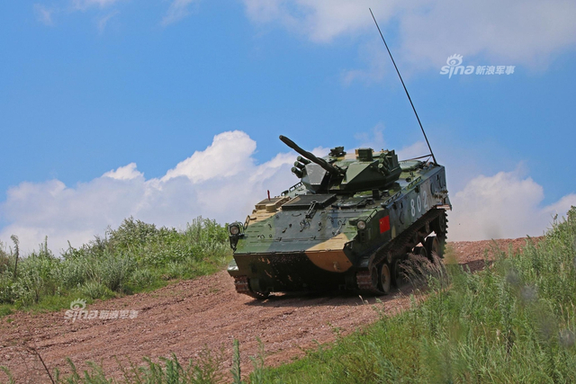 动力强劲！解放军ZBD03伞兵战车备战空降排比赛_新浪图片