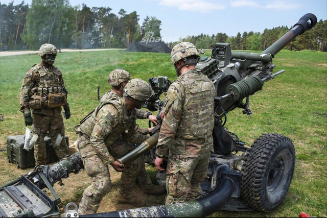 操纵很娴熟！驻德美军炮兵105mm榴弹炮实弹射击_新浪图片