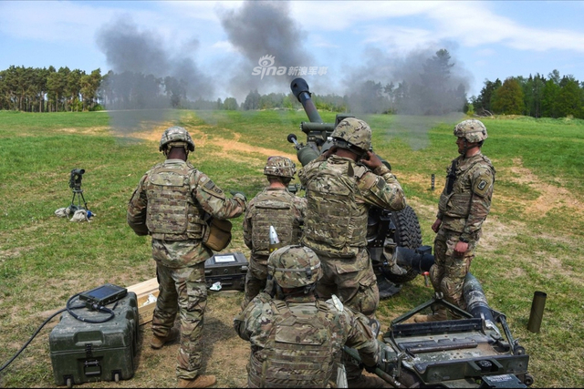 操纵很娴熟！驻德美军炮兵105mm榴弹炮实弹射击_新浪图片