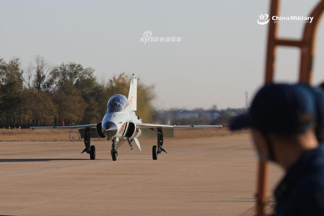 山鹰带你高飞！海航新飞行员驾JL9开展高难度飞行训练_新浪图片