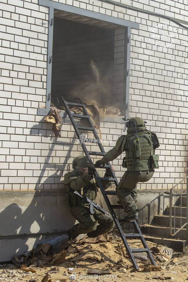 暴力破门小组突破！俄军战斗工兵演练攻房战术_新浪图片