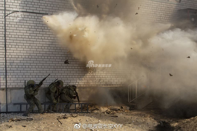 暴力破门小组突破！俄军战斗工兵演练攻房战术_新浪图片