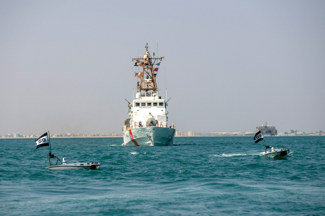 美国海军第五舰队演习 无人快艇和军舰协同_新浪图片