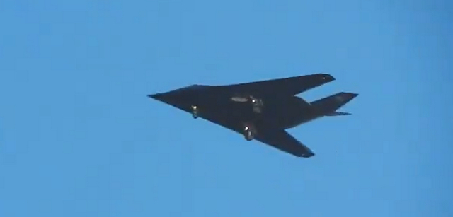 美军F-117隐形战机退役后依然活跃_新浪图片