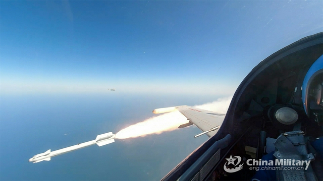 超燃！海军歼-10AH战斗机发射R73导弹瞬间_新浪图片