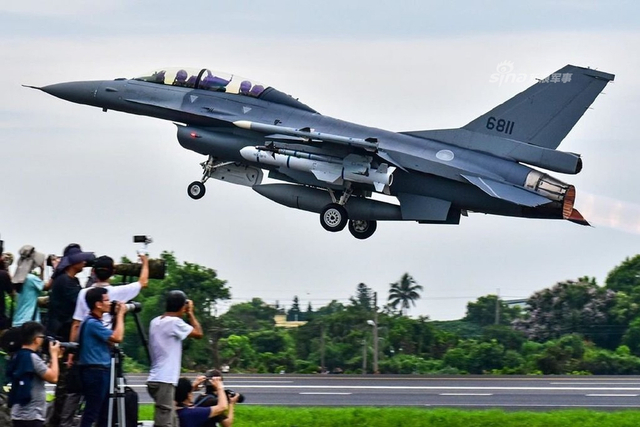 号称能怼歼20？台军最强F16V首次亮相汉光演习_新浪图片