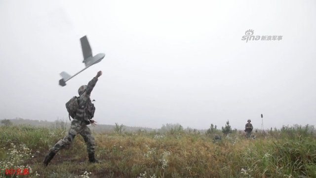 给炮兵前线插眼！我陆军无人机成精确打击好伙伴_新浪图片
