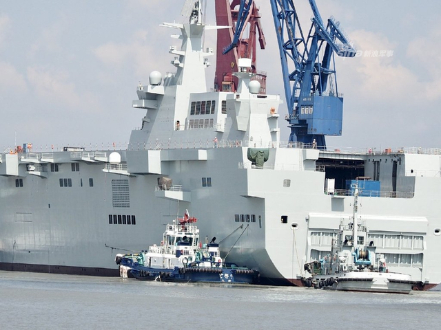 美丽的大屁股！我海军首艘075型两栖攻击舰开启新旅程_新浪图片