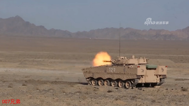 99A的最佳拍档！我土豪旅曝光04A步战开炮内部画面_新浪图片