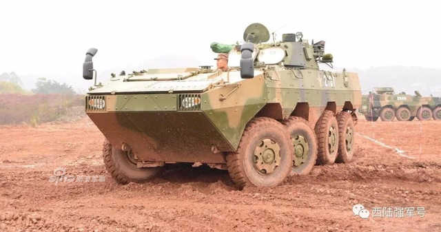 冲锋在前实战开道！我大八轮装甲车纵横泥潭跑得快_新浪图片