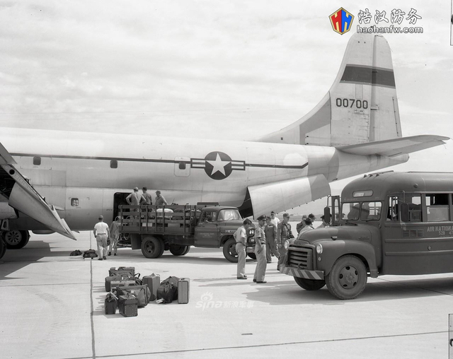 只是个拼接货！美军经典C-97运输机曝装运人员老照_新浪图片