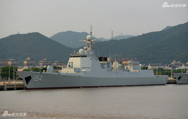 055大驱也用它！我军052D舰130舰炮近看气势十足_新浪图片