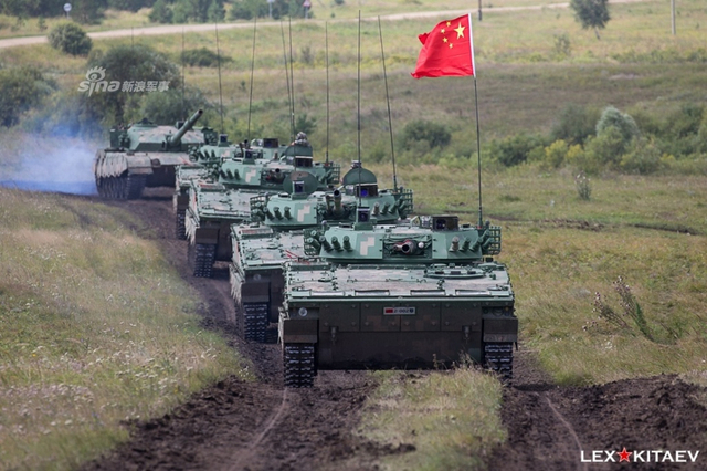 中国04B步战车疑进行寒带测试 正面附加装甲加厚(图)_手机新浪网