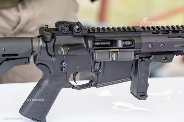 美陆战队换装M27步枪可配两脚架 威力堪比轻机枪_手机新浪网