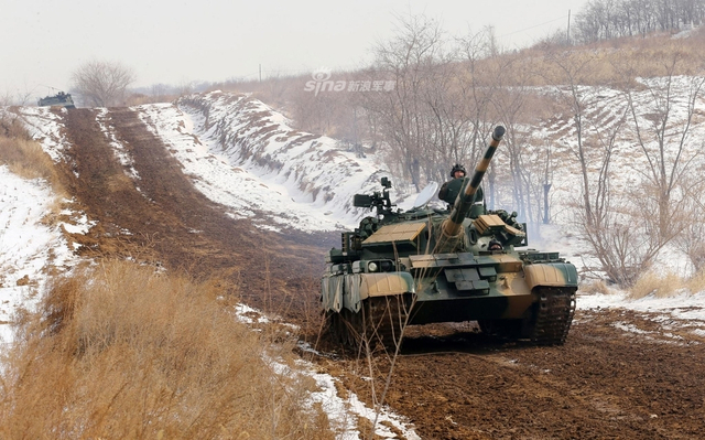 老将再出征！解放军59D坦克亮相演兵场_新浪图片