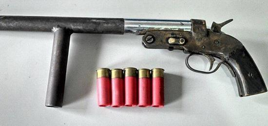 巴西军警缴获一批DIY武器 造型奇葩威力极大(图)_手机新浪网