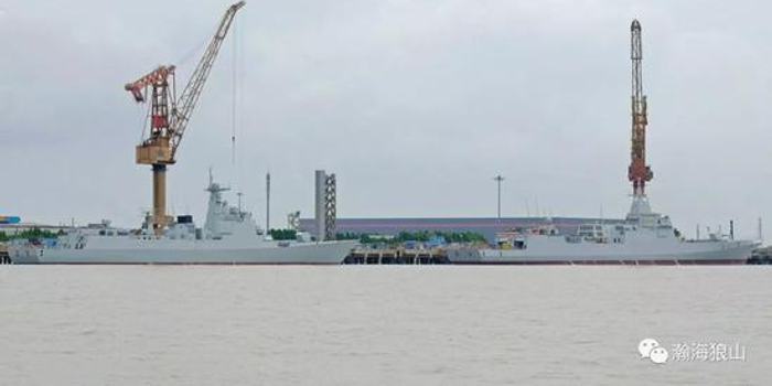 是我们眼花了？这艘052D看上去居然和055一样大？_手机新浪网