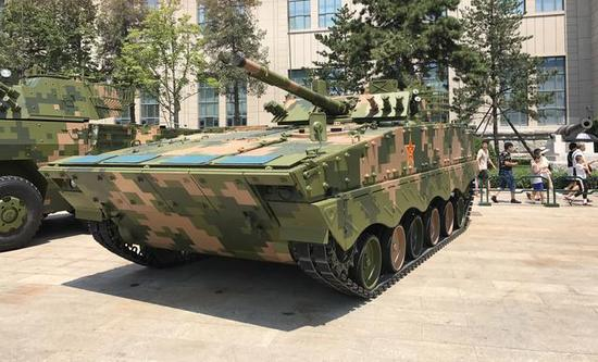 中国04B步战车疑进行寒带测试 正面附加装甲加厚(图)_手机新浪网