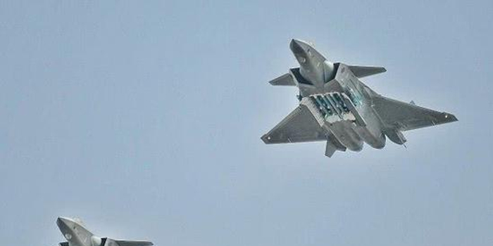 歼20所挂PL15导弹射程或超150公里 可在空中多次点火(含视频)_手机新浪网