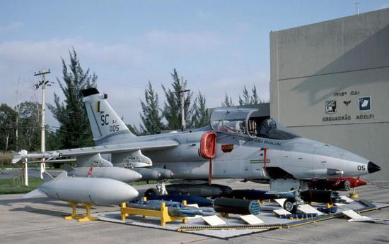 巴西曾与意大利合造轻型攻击机 技术含量超中国飞豹_手机新浪网