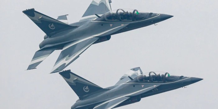 中国新版L-15AW战机亮相 机鼻加长增粗垂尾增加荚仓_手机新浪网