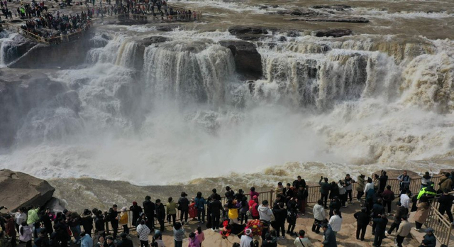 山西临汾：壶口瀑布迎旅游热潮 众多游客感受“黄河之水天上来”_新浪图片