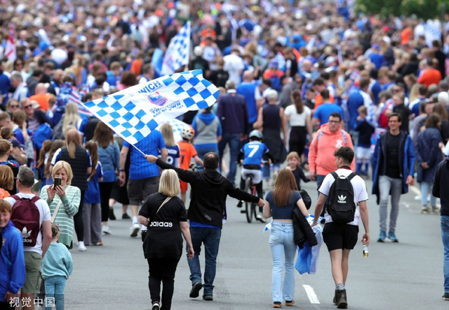 伊普斯维奇两连升时隔22年重返英超 举行庆祝游行_新浪图片