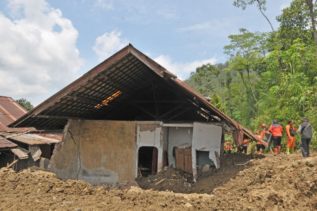 印尼中爪哇省山体滑坡致17人死亡_新浪图片