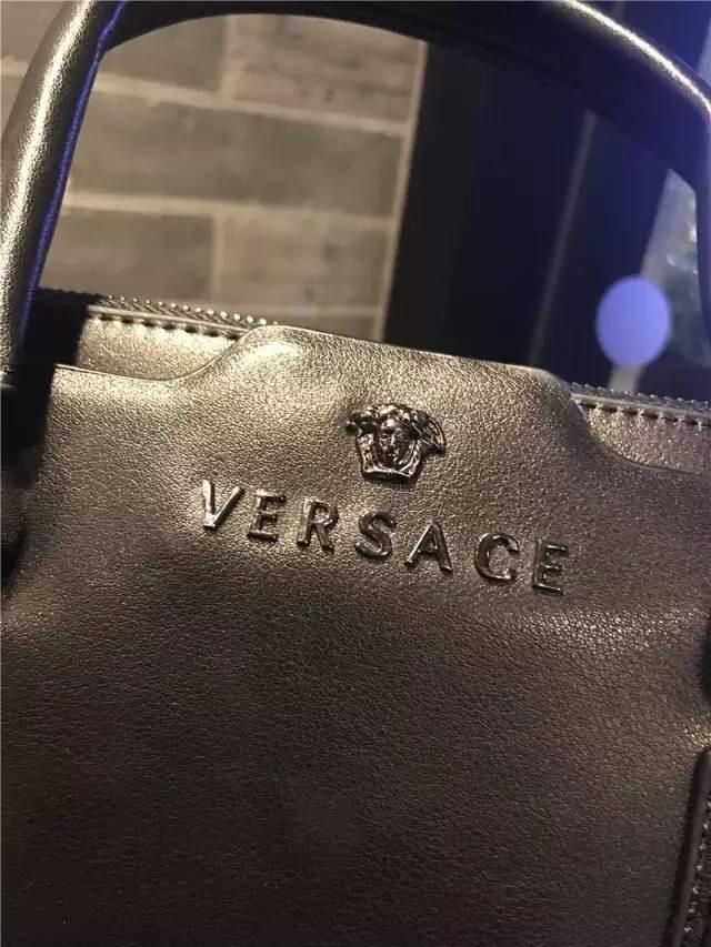 公文包界的一股清流,明星都钟爱范思哲Versace包包