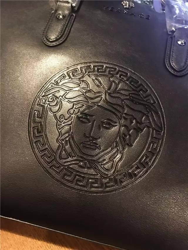 公文包界的一股清流,明星都钟爱范思哲Versace包包