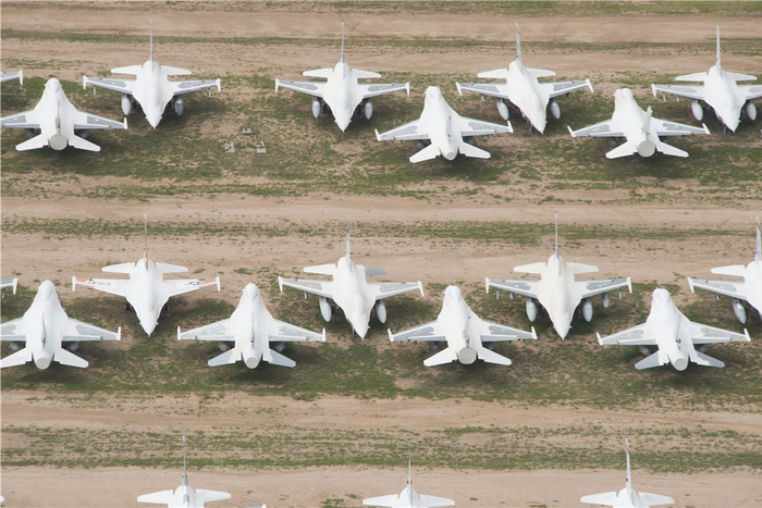 航空拍摄“飞机墓地”，大批退役飞机静候于此