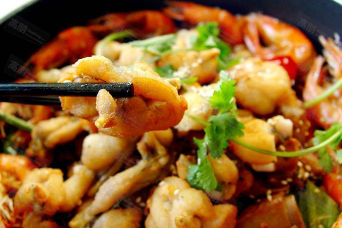 美国牛蛙泛滥成灾，使当地人不胜其烦，还因此派人来清理它们！