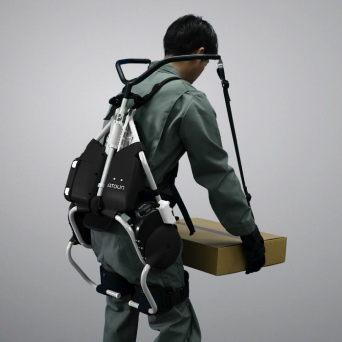 日本公司新开发的超轻量化助力衣，搬重物时不再怕腰部受伤