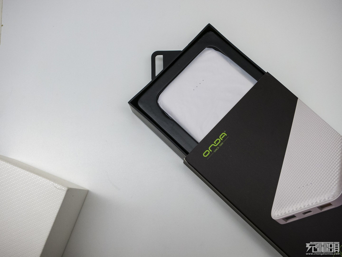 高颜值的昂达QC101 PD10000mAh移动电源拆解