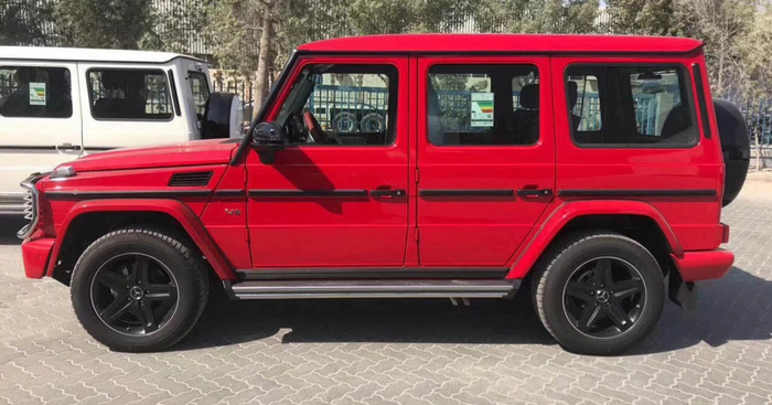 硬汉披上“红妆”你说搞笑不搞笑，奔驰G500红了！