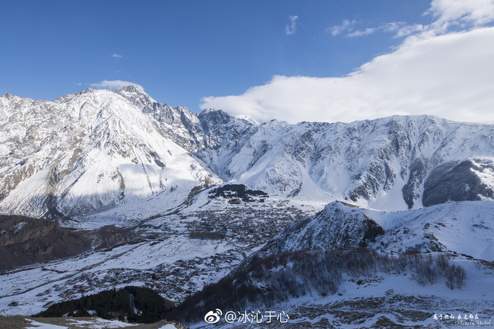 卡兹别克山（Kazbegi）的圣三一教堂（Gergeti Trinity Church）