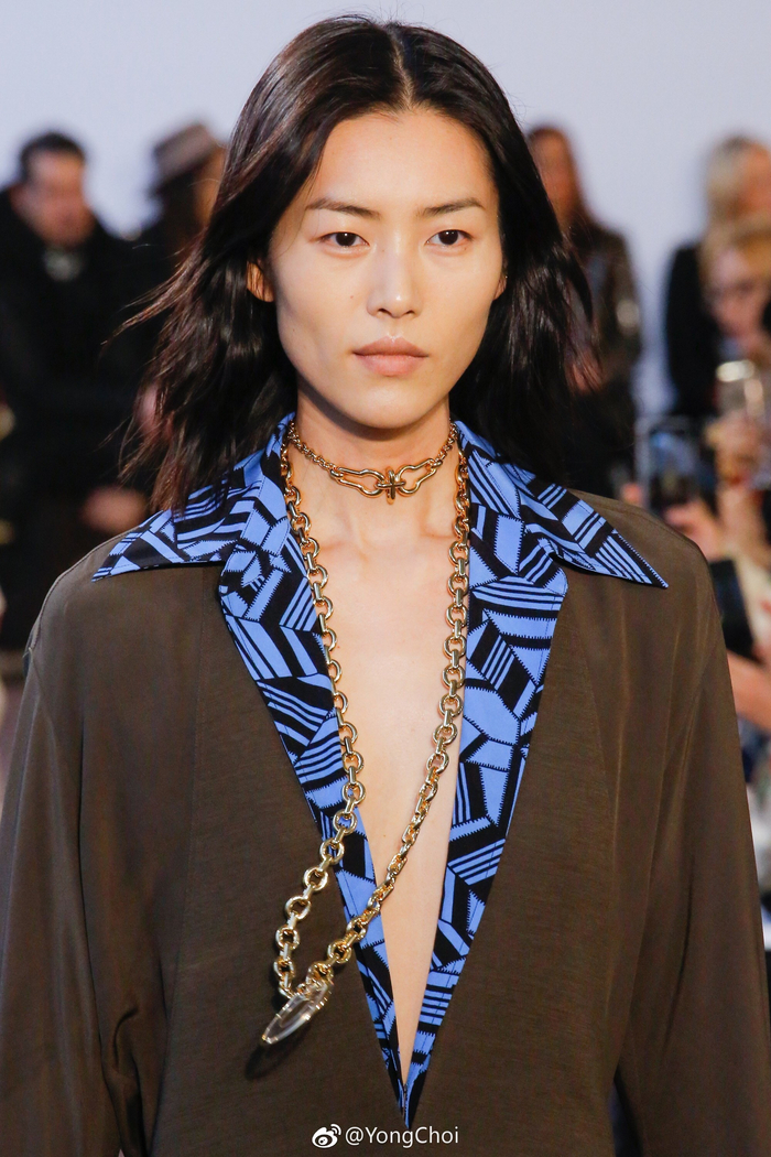 刘雯走上时装周T台的时候，世界都安静了，这气场真的没谁了！|刘雯|气场|T台_新浪新闻