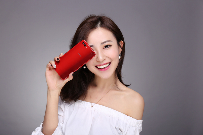 终于get张艺兴的同款华为nova2s了