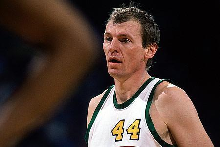 NBA穿44号球衣最杰出的5大球星，湖人教父家喻户晓，冰人第五