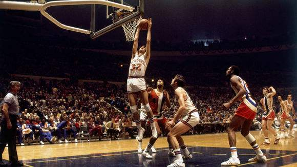 说起身穿32号球衣的NBA球员，你会想起谁？|奈史密斯|康宁汉姆|NBA_新浪新闻