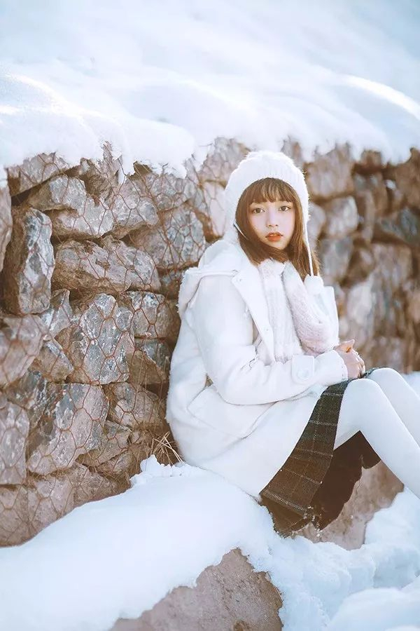 下雪的冬季，这10个pose拍出雪地小仙女