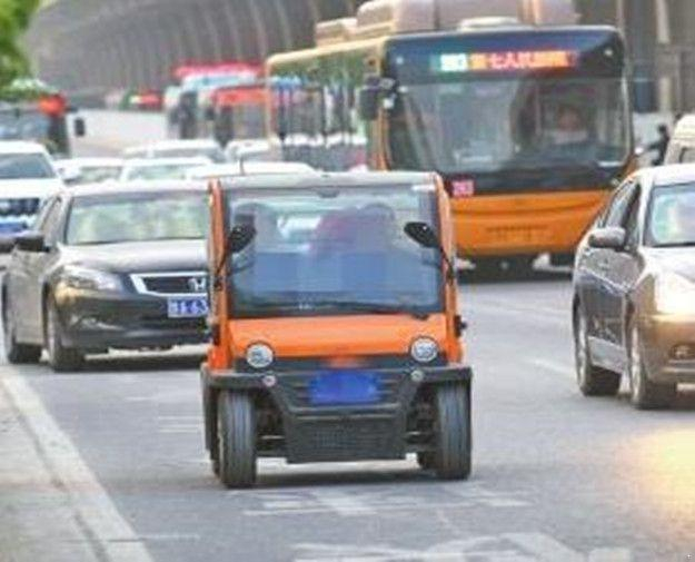 开代步车上路被拦下, 老汉把交警噎住了, 网友: 买的时候咋没人管