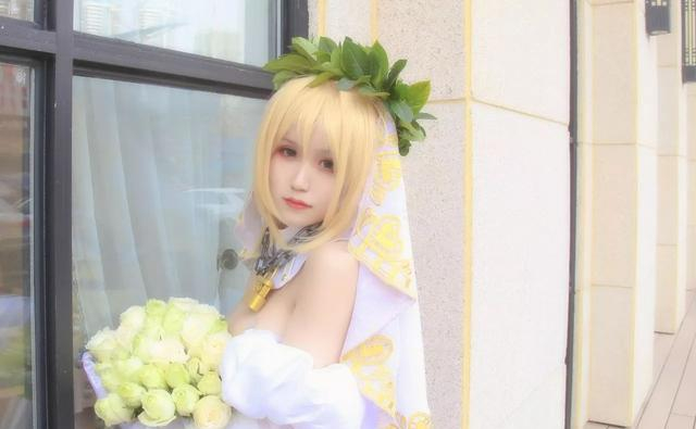 焕然一新，以纯白色衣装裹身的蔷薇之皇帝——尼禄花嫁cos