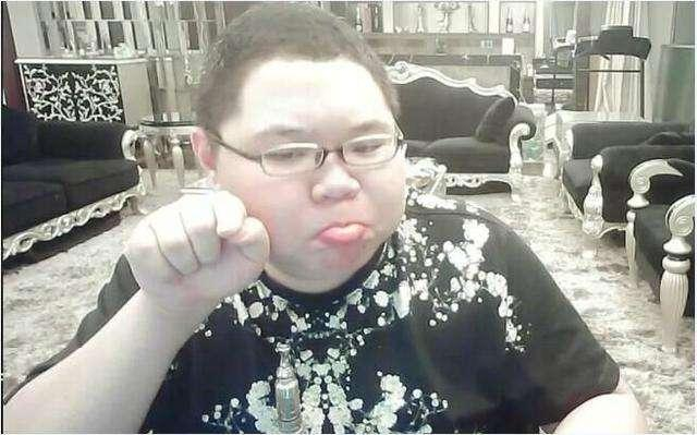 PDD是谁？解密PDD成名之路！原来我们的嫖老师曾经这么为所欲为？_新浪新闻