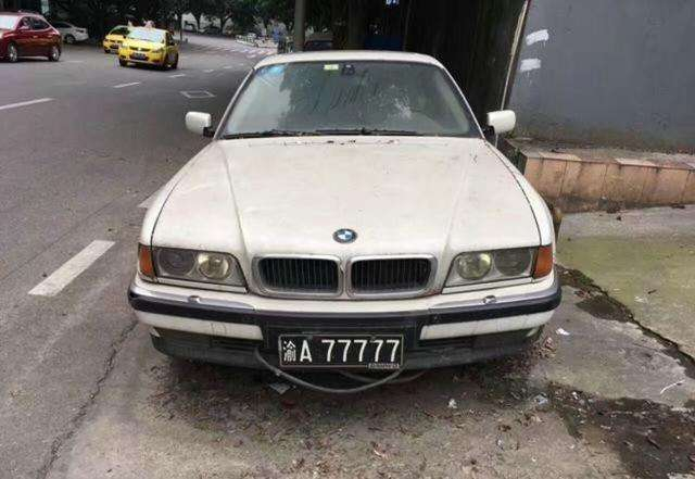 黑牌渝A77777宝马沦为僵尸车, 网友: 车主有钱!