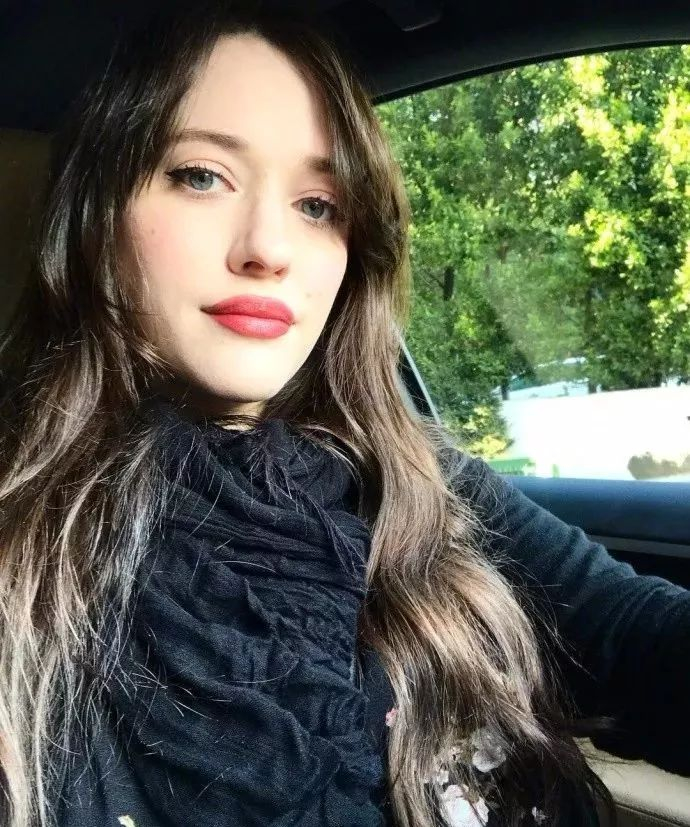 《破产姐妹》女主MAX最近发了美照，红唇性感夺目