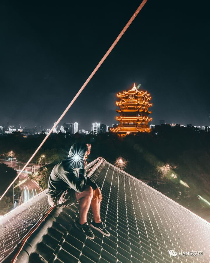 他来自英国，镜头下的武汉是未来科幻世界