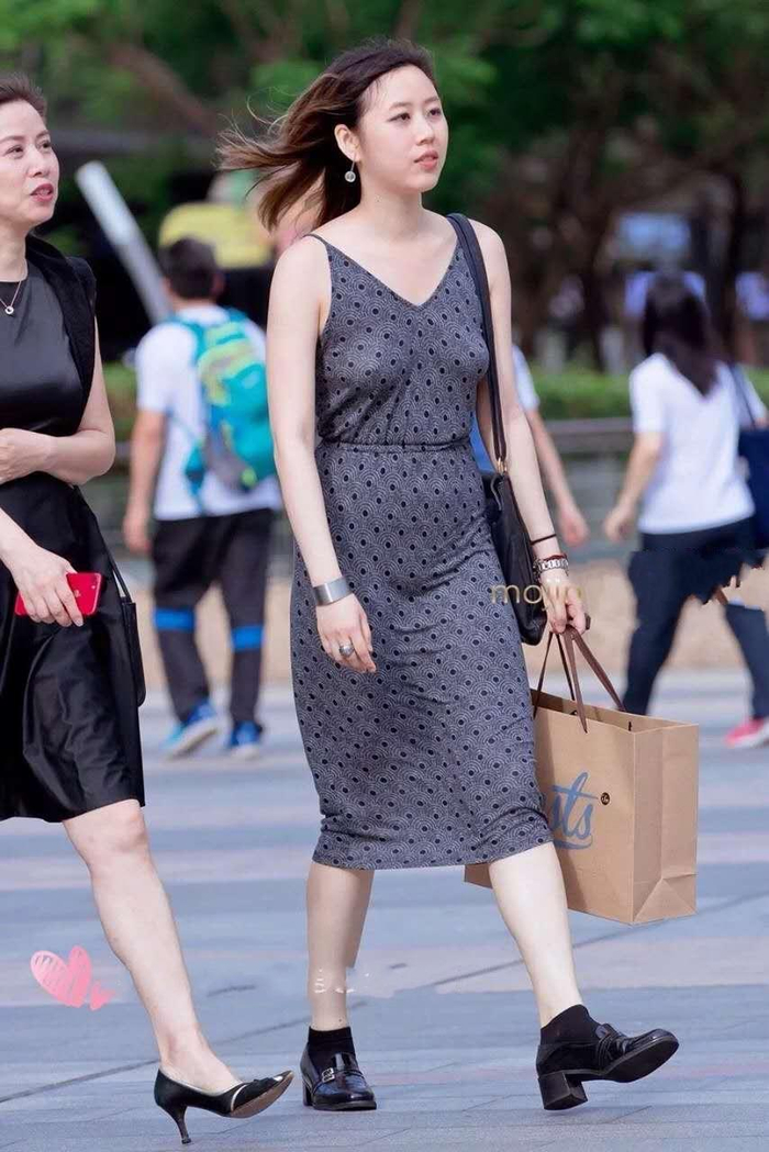 街拍：广场上的气质御姐, 微风轻拂飘逸的裙子, 露出了尴尬Y字型